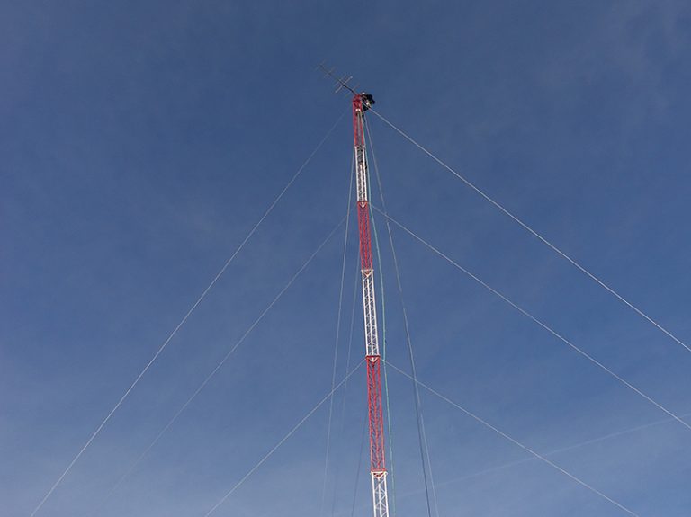 INSTALLATION DES PYLONES DE TRANSMISSION