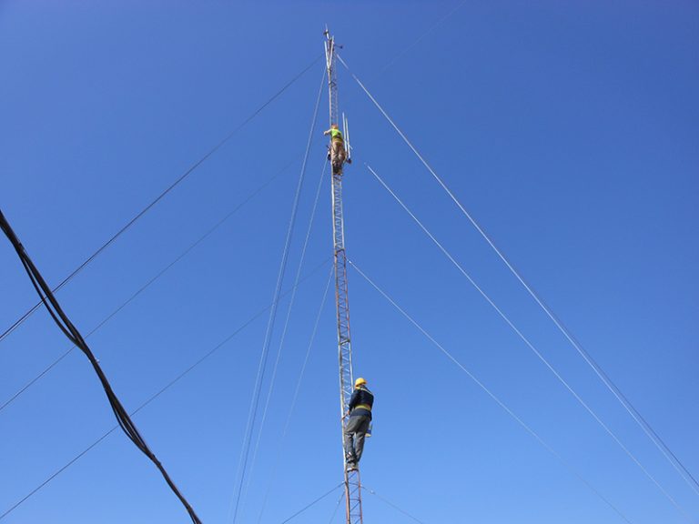 INSTALLATION DES PYLONES DE TRANSMISSION
