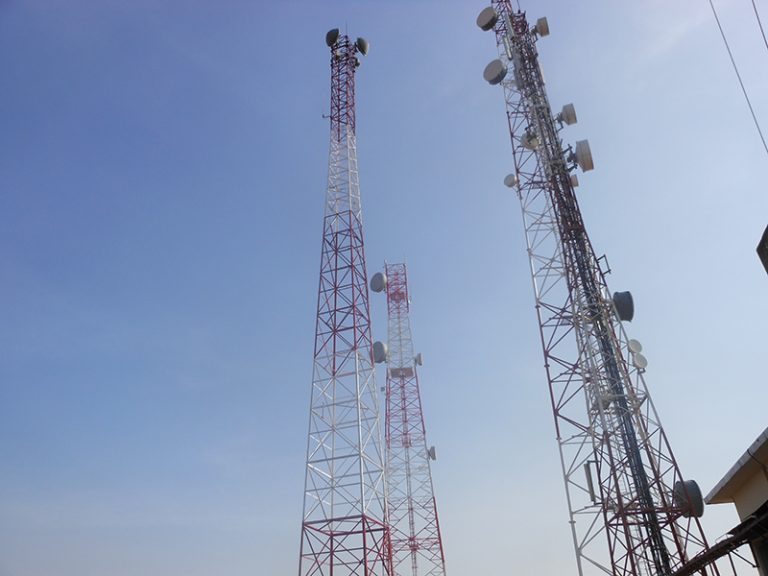 INSTALLATION DES PYLONES DE TRANSMISSION