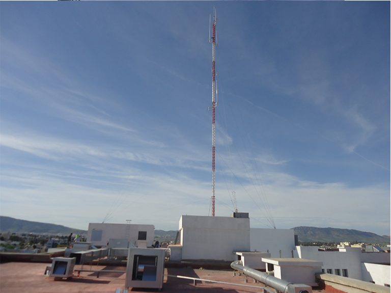 INSTALLATION DES PYLONES DE TRANSMISSION